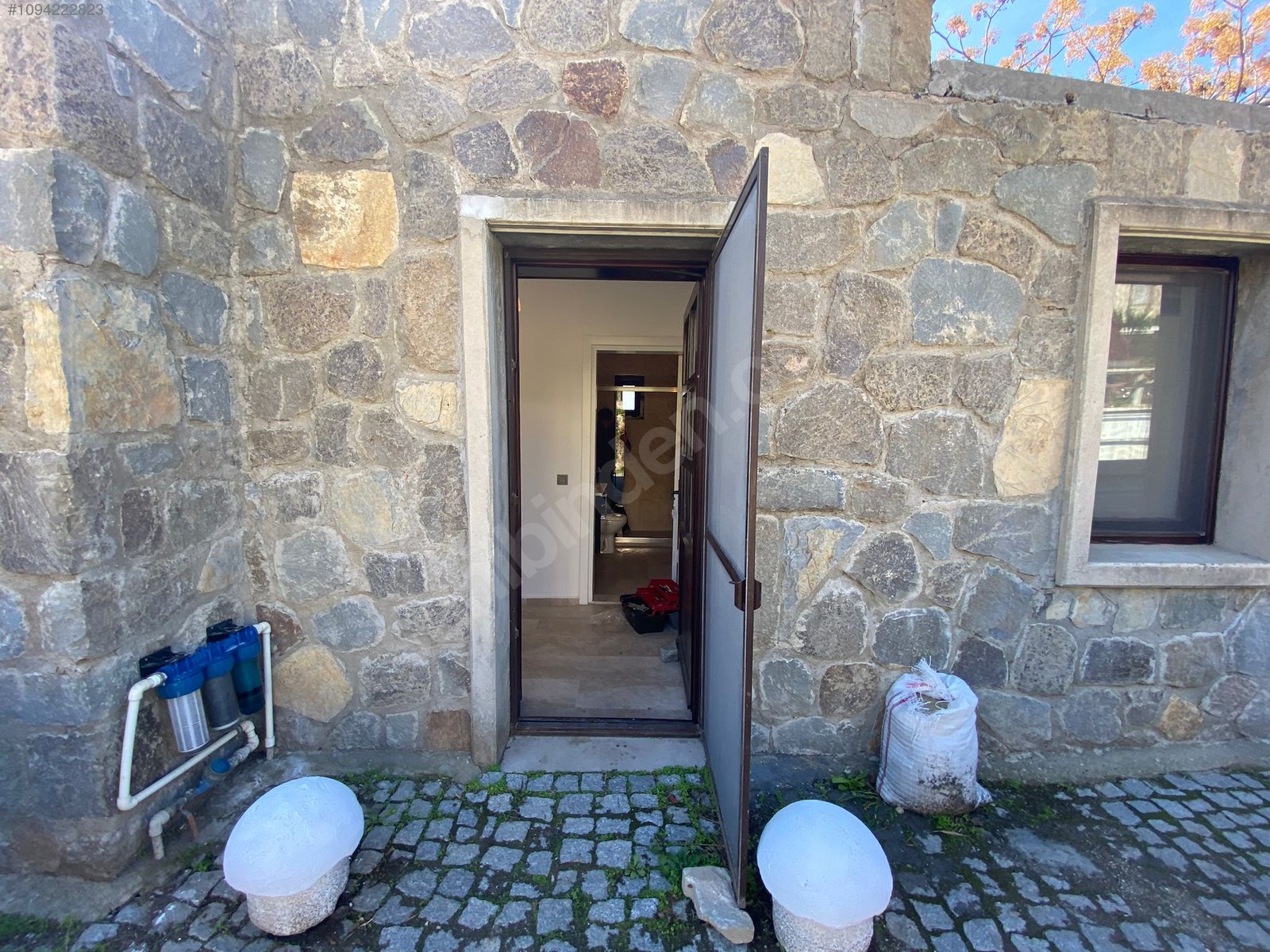 BODRUM GÜMÜŞLÜK'TE DOĞA MANZARALI 500 M2 BAHÇELİ ORJİNAL TAŞ EV ...