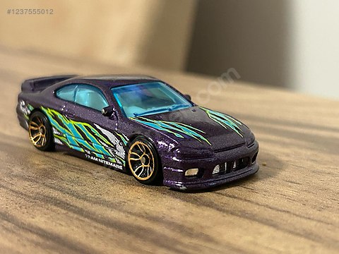 Hot Wheels Diecast Model 1:8 Nissan Araba - 1237555012