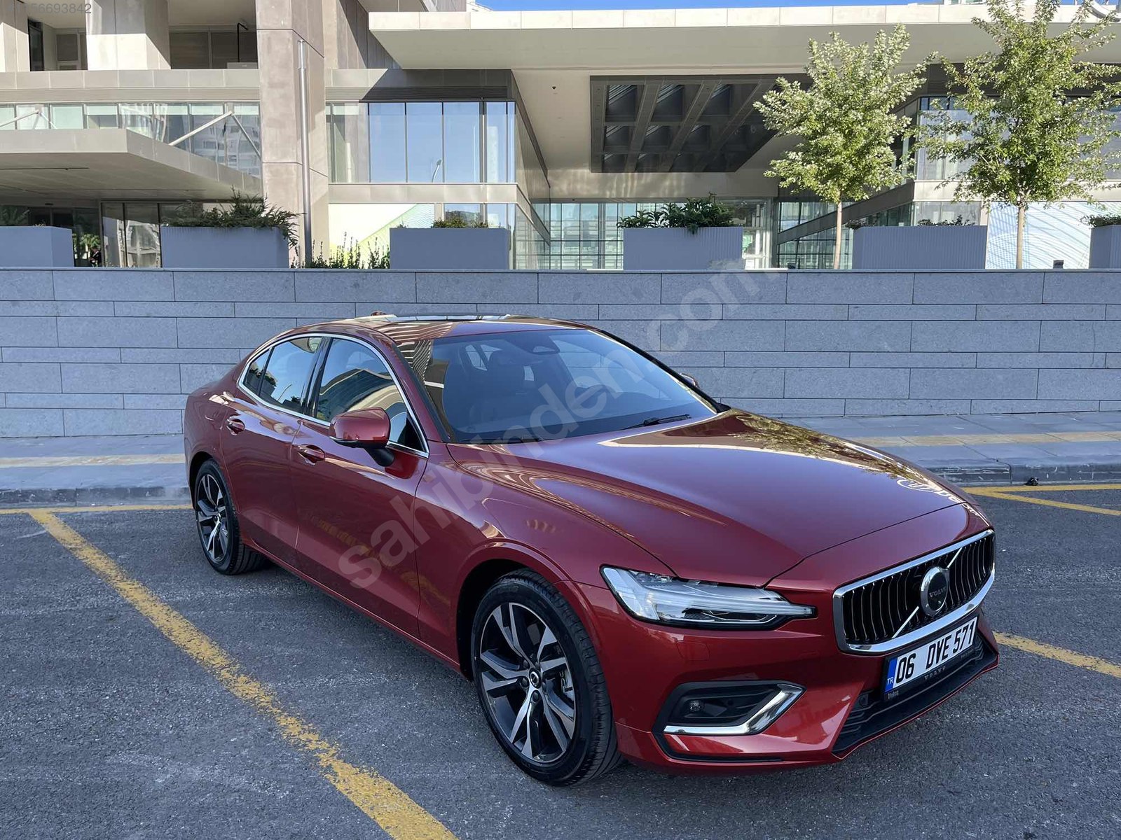 Volvo / S60 / 2.0 B5 / Plus Bright / 2023 VOLVO S60 B5 HYBRID AWD PLUS ...